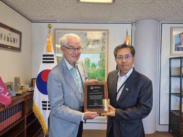 Ambassador Lee Presents the Plaque of Appreciation to the former KNZBC ...