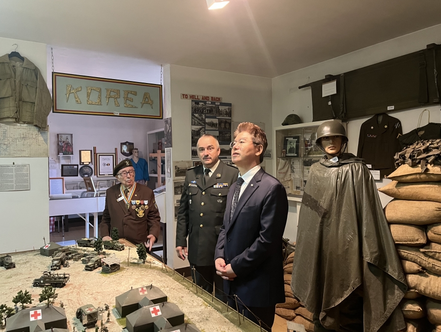 Ambassador RYU Jeonghyun attended the Korean War commemoration ceremony ...