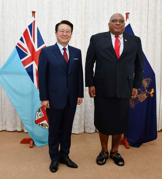 Ambassador Kim presented his credentials to Fiji President 상세보기 ...
